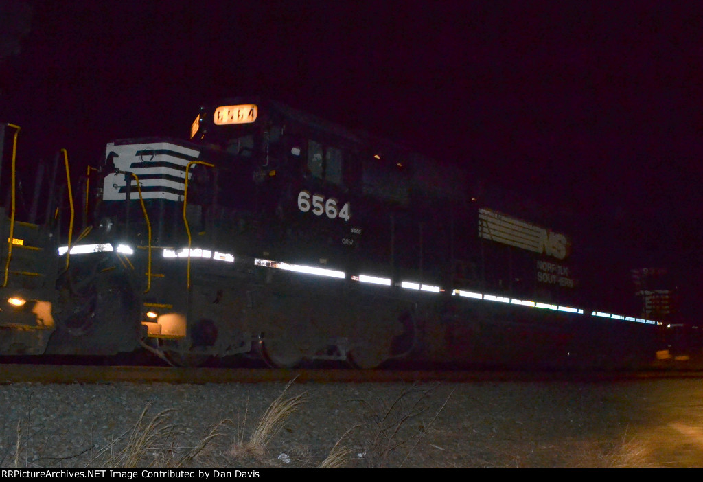 NS SD60 6564 trails on 25T